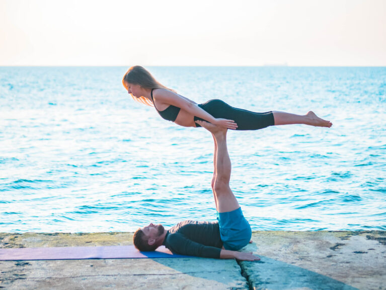 5 Benefits Of Acroyoga + 3 Beginner Poses With Step-By-Step ...