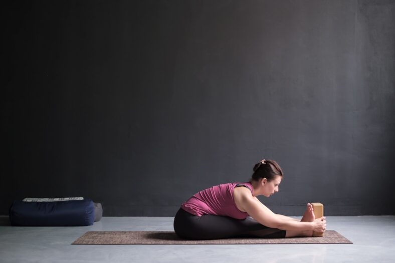How To Do Seated Forward Fold In Yoga + 10 Benefits Of Doing Seated ...